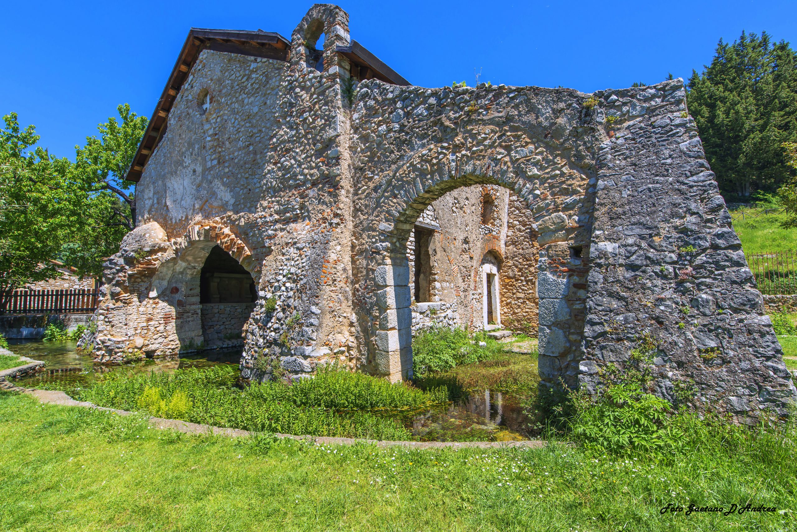 Il Battistero di San Giovanni in Fonte, un monumento in rovina dove ...