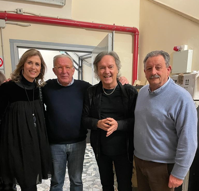 Il saluto di Red Canzian ai soci del Circolo Monte Pruno che hanno ...