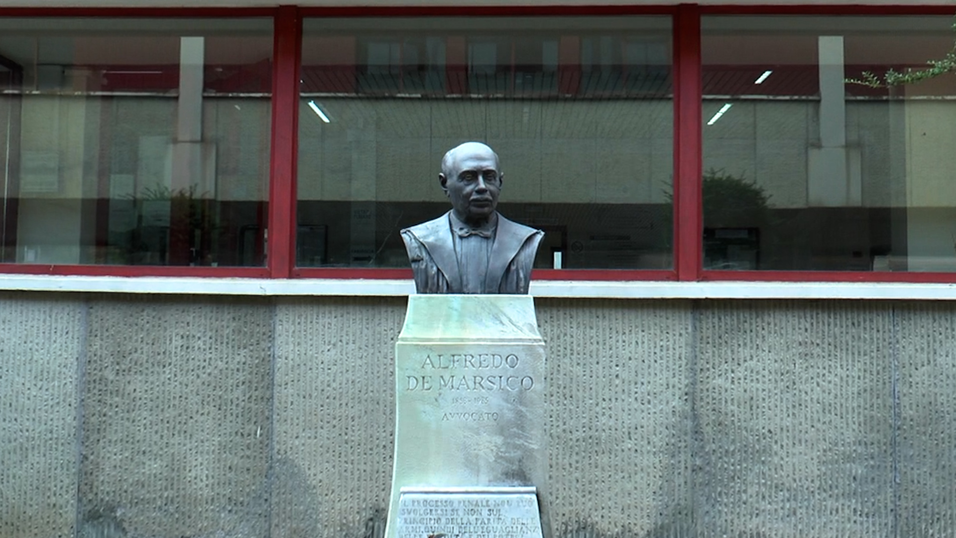 Una copia del busto di Alfredo De Marsico in dono al Palazzo di ...