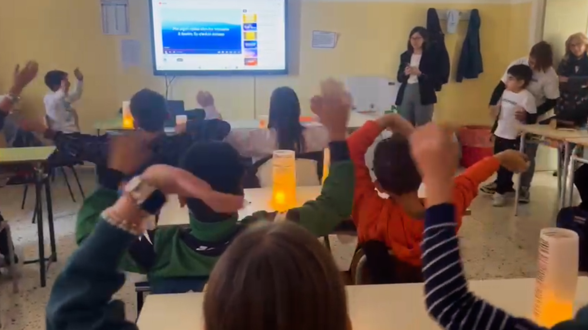 L'emozionante abbraccio e il canto per Michele dei compagni dell'IC ...