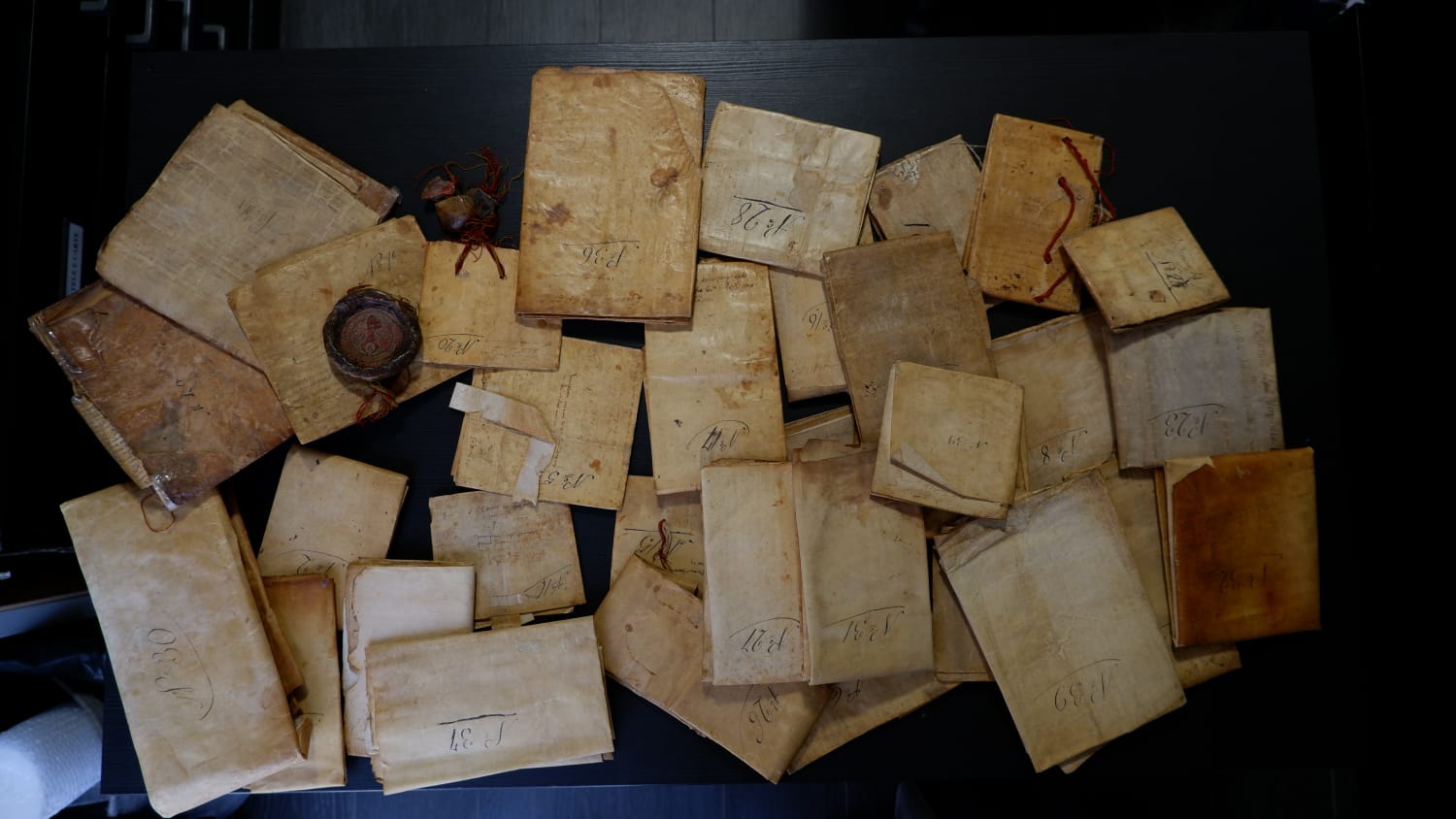 Un progetto di restauro per le 33 pergamene ritrovate a Corleto ...